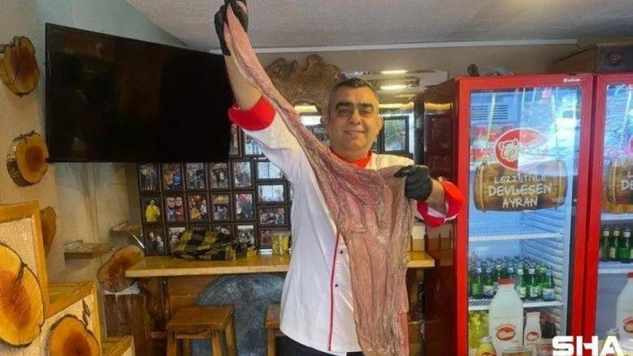 İzlediği belgeselden esinlendi, 1,5 metre uzunluğunda deve şırdanı yaptı