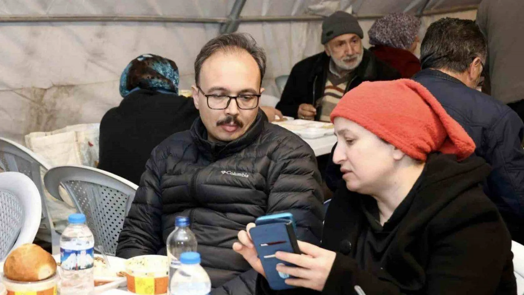 Vali Kızılkaya orucunu iftar çadırında depremzede vatandaşlarla açtı Vali Kızılkaya orucunu iftar çadırında depremzede vatandaşlarla açtı