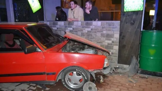 Polisi görünce panikleyen alkollü sürücü eğlence mekanının duvarına ... Polisi görünce panikleyen alkollü sürücü eğlence mekanının duvarına ...